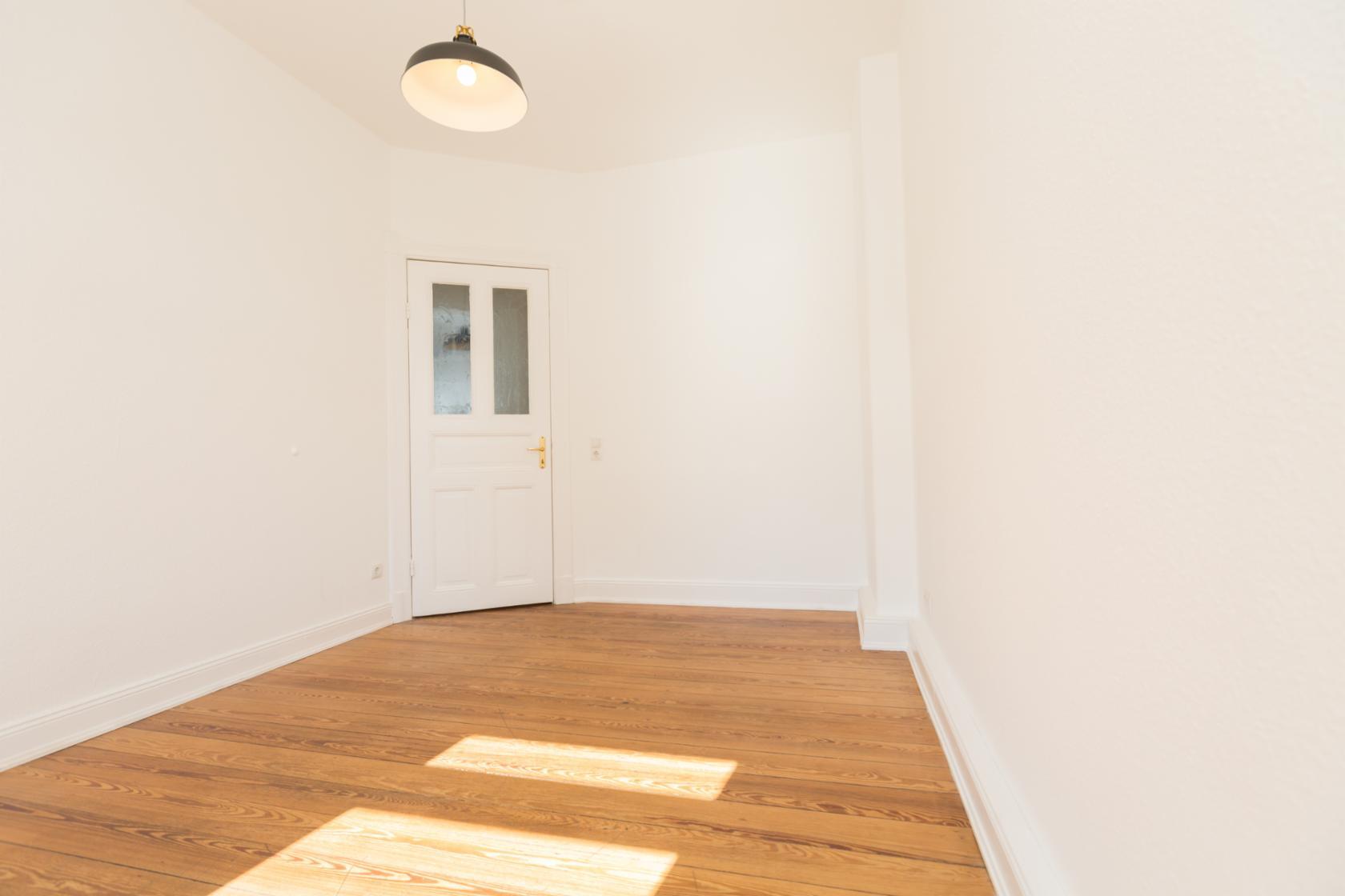 12 qm großes unmöbliertes WG-Zimmer mit Dielenboden und Stuck zum 01.10 ...