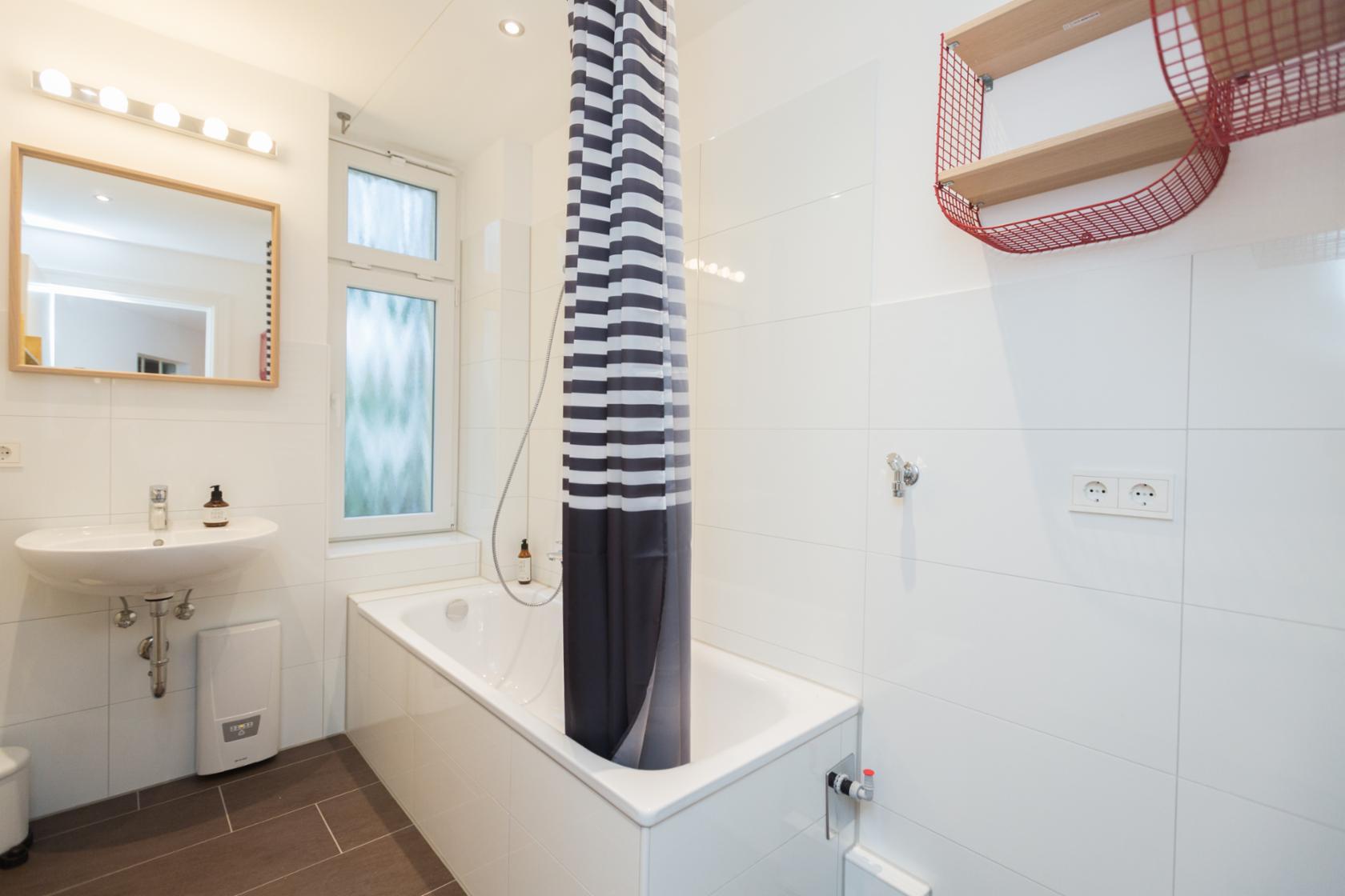 WG-Zimmer mit eigenem Balkon! In 4er WG mit saniertem Bad + Küche in Hamburg-Wandsbek